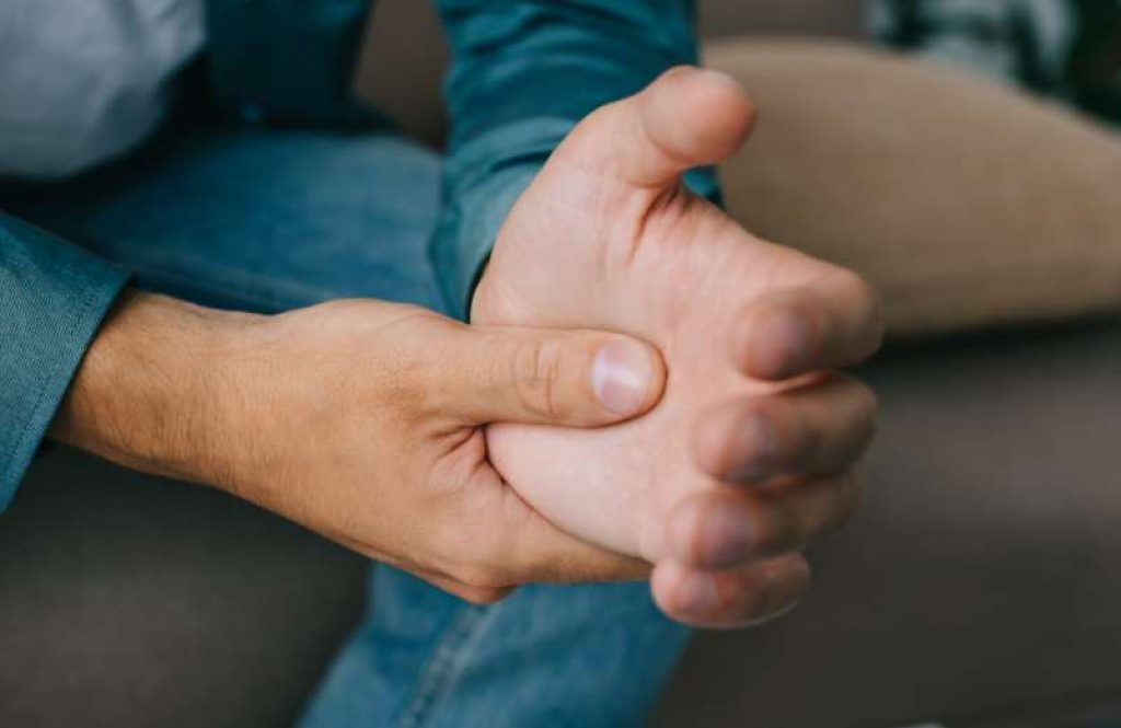 Différence entre arthrite et arthrose des doigts - Pharamond